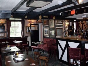 Serve pequenos-almoços, almoços e jantares 