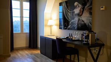 Quarto moderno com escrivaninha, cadeira e uma grande pintura.