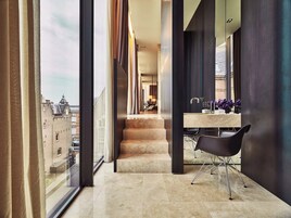 Suite (Penthouse) | Sala de estar | Televisor LCD, leitor de DVD, filmes pagos, piso aquecido 