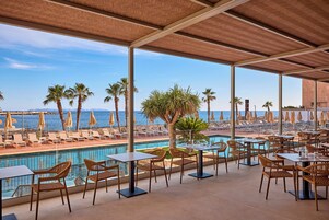 Pequenos-almoços, almoços, jantares servidos, cozinha internacional 