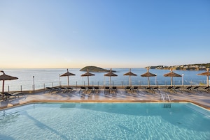 Piscina exterior, guarda-sóis, espreguiçadeiras