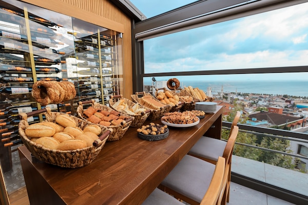 Café da manhã continental todos os dias mediante uma taxa