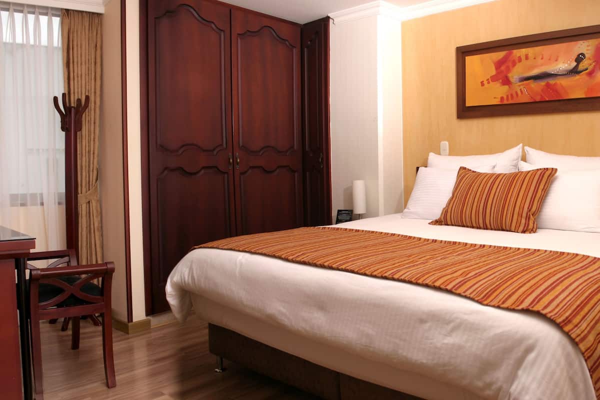 Minibar, cofre no quarto, secretária, cortinas/cortinados opacos 
