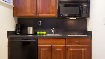 Cofres nos quartos, escrivaninha, cortinas blackout
