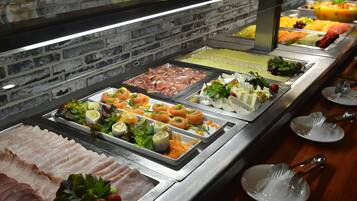 Café da manhã com buffet todos os dias mediante uma taxa