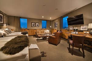 Premium Family Room, 2 King Beds | Vista do quarto