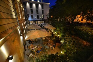 Fachada do alojamento (tarde/noite)