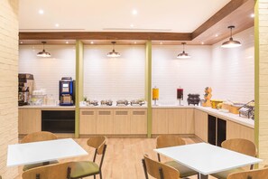 Café da manhã com buffet grátis todos os dias