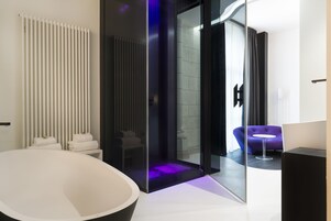 Suite (Sozo) | Casa de banho | Um polibã, produtos de higiene exclusivos, um secador de cabelo 