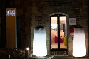 Fachada da propriedade à noite