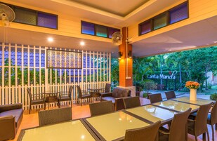 Pequenos-almoços, almoços, jantares servidos, com vista para o jardim 