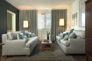 Suite, varanda, vista para o lago | Minibar com produtos grátis, cofre no quarto, secretária 