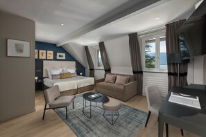 Quarto Duplo, varanda, vista parcial para o lago | Minibar com produtos grátis, cofre no quarto, secretária 