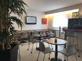 Café da manhã com buffet todos os dias (EUR 12 por pessoa) 
