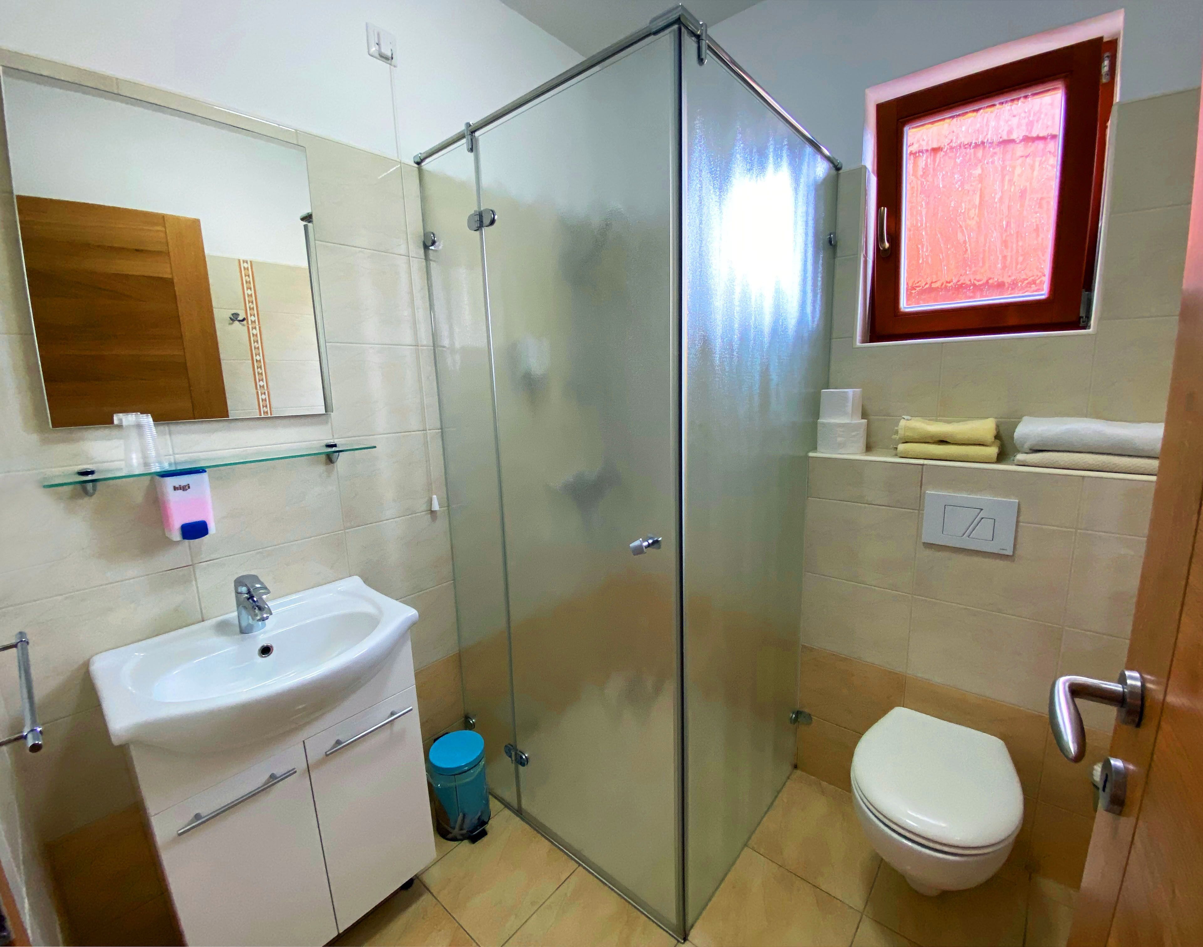 Um polibã, um secador de cabelo, toalhas fornecidas 