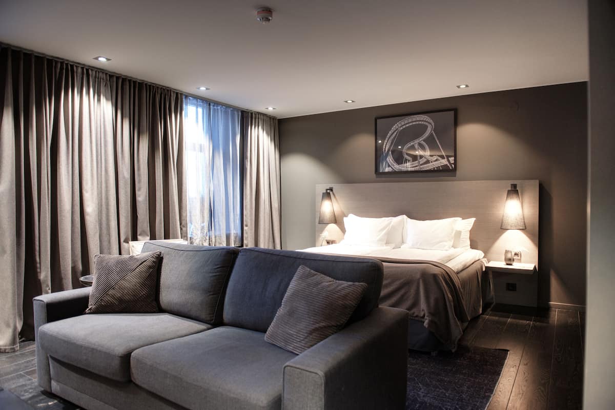 Quarto Familiar, Vista para a cidade (SPA not included) | 1 quarto, minibar, cofre com capacidade para portátil, secretária