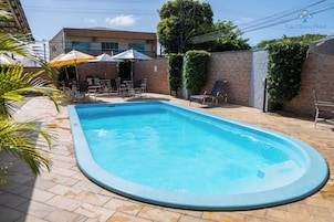 Piscina interior, 3 piscinas exteriores, guarda-sóis, espreguiçadeiras