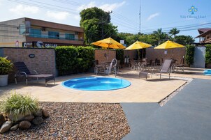 Piscina interna, 3 piscinas externas, guarda-sóis, espreguiçadeiras