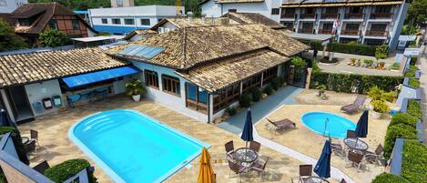 Piscina interna, 3 piscinas externas, guarda-sóis, espreguiçadeiras