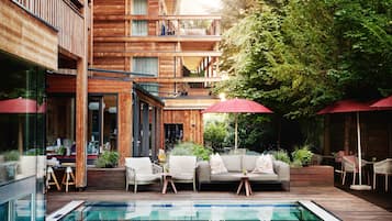 Piscina externa, guarda-sóis, espreguiçadeiras