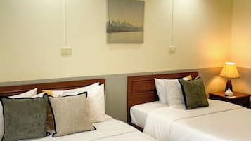 Quarto Triplo, 1 cama king-size | Cofre no quarto, cortinas/cortinados opacos, Wi-fi grátis