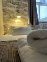 Quarto Individual | Com decoração personalizada, com mobília individualizada, secretária 