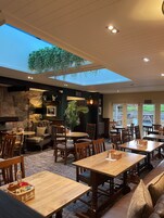 Almoços e jantares servidos, incluindo cozinha local 