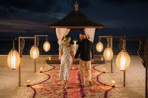 Pequenos-almoços, almoços, jantares servidos, com vista para a piscina 