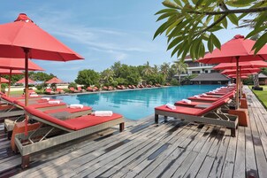 Piscina exterior, da(s) 8:00 à(s) 19:00, guarda-sóis, espreguiçadeiras 