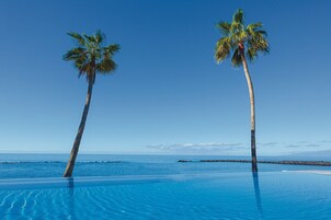 3 piscinas exteriores, guarda-sóis 