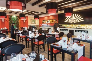 2 restaurantes: servem pequenos-almoços e jantares