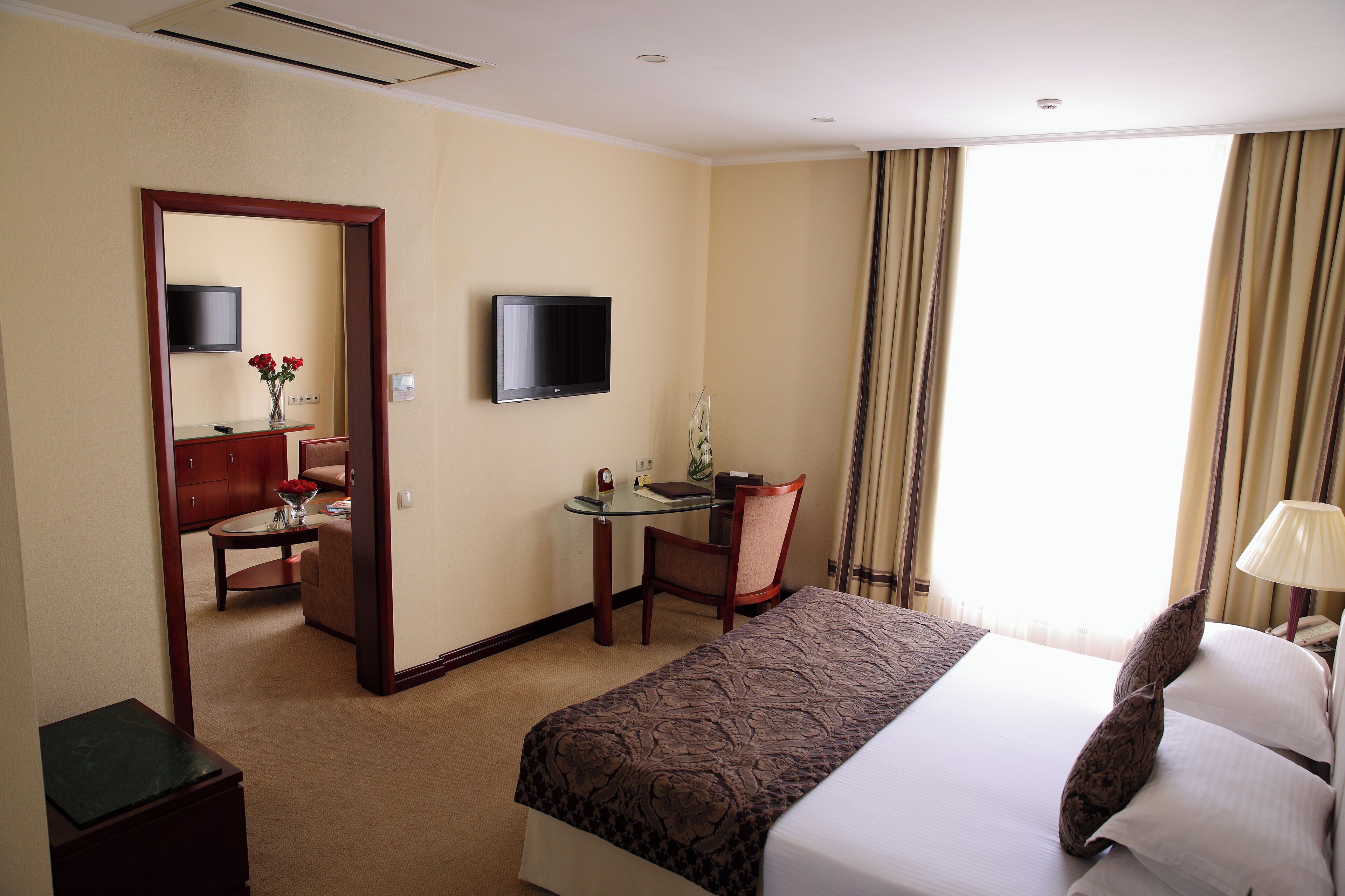 Suite Empresarial, 1 quarto | Roupa de alta qualidade, minibar, cofre no quarto, secretária 