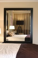 2 quartos, cofre no quarto, secretária, ferro/tábua de engomar 