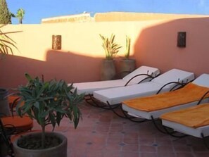 Terraço com espreguiçadeiras