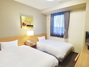 Quarto duplo, para não fumantes | Escrivaninha, acesso grátis à internet com fio, roupa de cama