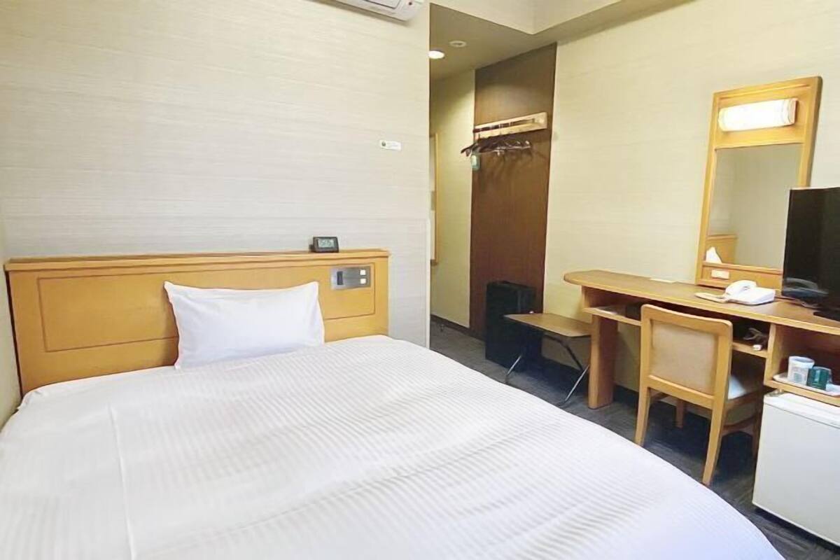 Secretária, roupa de cama fornecida 