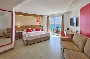 Quarto duplo superior, vista para o mar | Escrivaninha, Wi-Fi de cortesia, roupa de cama