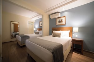 Quarto casal standard, 2 camas de casal | Roupas de cama premium, edredons de pluma, cofres nos quartos