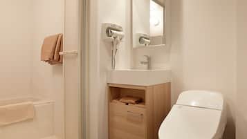 Quarto Triplo, não fumadores (25 sqm, No Elevator Access) | Casa de banho | Um polibã, um secador de cabelo, roupões, chinelos