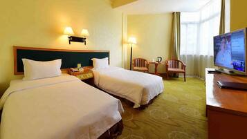 Camas de colchão pillowtop, minibar, secretária