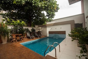 2 piscinas externas, funciona das 8h às 22h, espreguiçadeiras