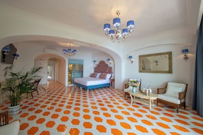 Suite-Estúdio Deluxe, 1 quarto, vista para o mar | Minibar, cofre no quarto, com decoração personalizada, secretária 