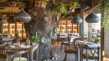 2 restaurantes, almoços servidos, cozinha europeia moderna