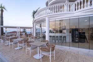 Bar junto à piscina