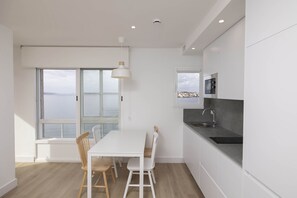 Apartamento, varanda | Cozinha privada | Minifrigorífico, um micro-ondas, uma placa de cozinha 