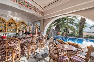 Piscina externa, funciona das 8h às 19h, guarda-sóis, espreguiçadeiras