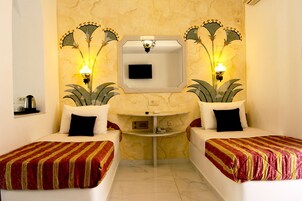 Cofres nos quartos, Wi-Fi de cortesia, roupa de cama