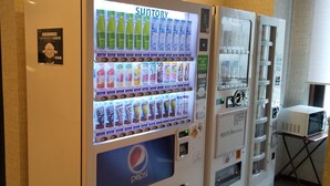 Máquina de vendas com diversas bebidas e lanches, incluindo um expositor de Pepsi.