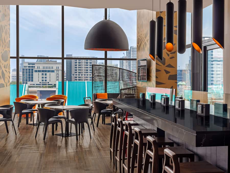 Café da manhã com buffet grátis todos os dias