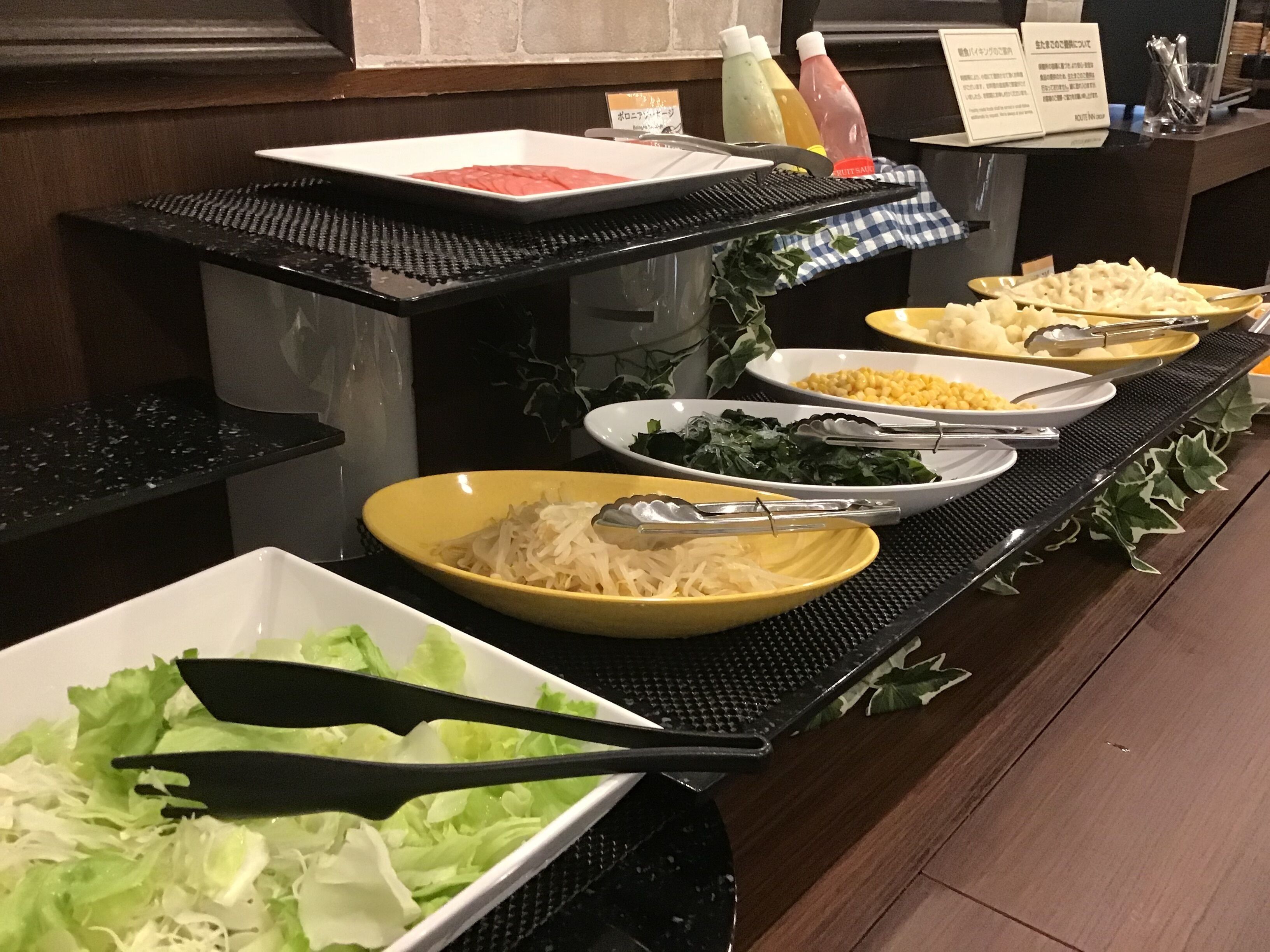 Uma mesa de buffet com diversos pratos e utensílios.